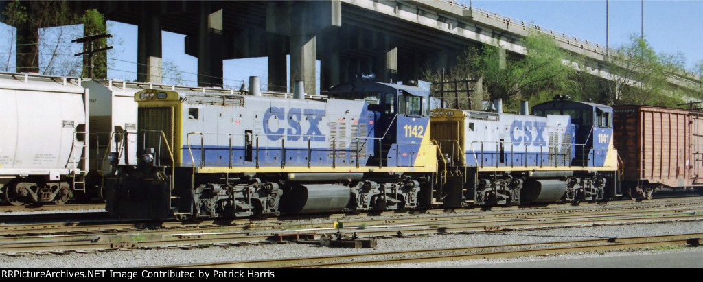 CSX 1142 and CSX 1141 MP15 switch the west end of CSX Gentilly Yard at Jourdan Road in New ...